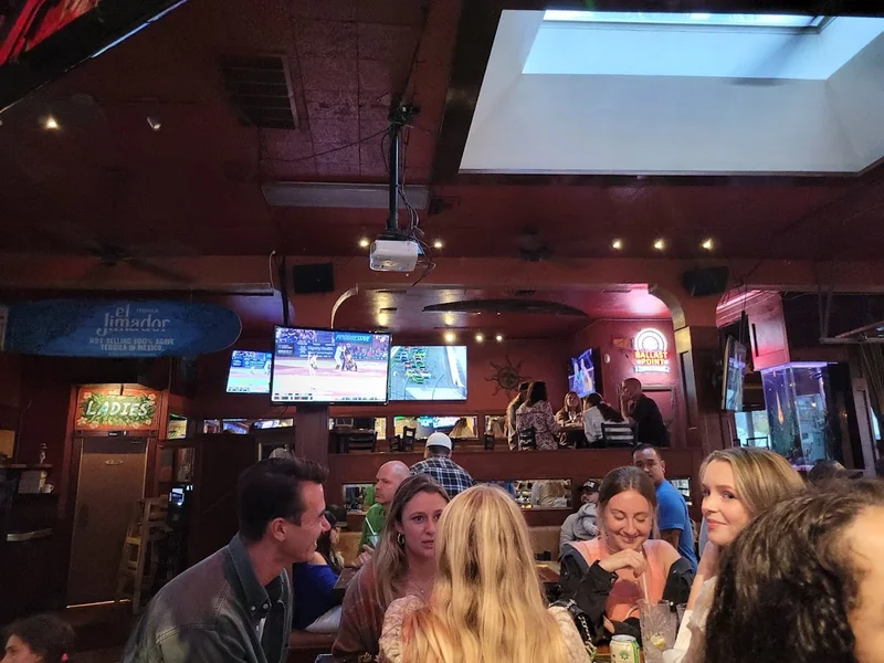 Best of 12 happy hours in Mission Beach San Diego